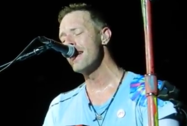 WATCH Coldplay's Chris Martin honor Chester Bennington with 'Crawling ...
