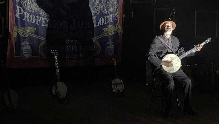 Guy Davis powerfully mixes music with storytelling in new play 'Sugarbelly'