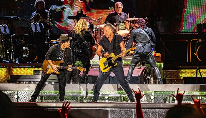 'The land of the living': Bruce Springsteen at MetLife Stadium (REVIEW ...