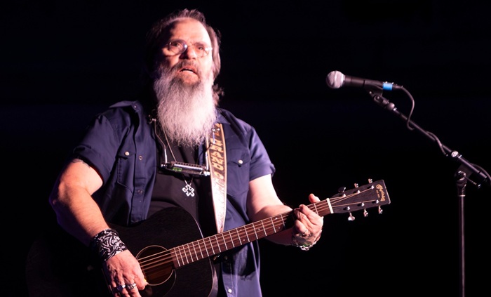 Steve Earle tells life story, in music and words, at Outpost in the ...